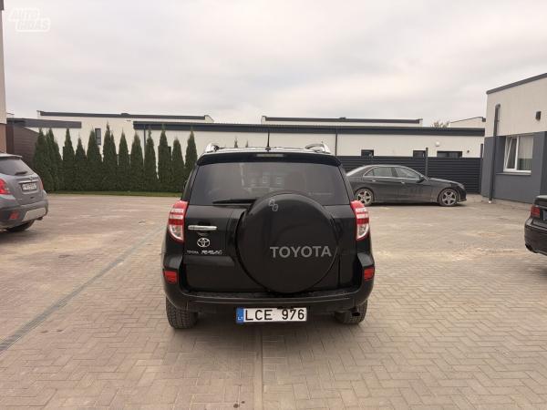 Melns Toyota RAV4 2011 Kauņa, ar dzinēja tilpumu 2.20 L un nobraukumu 235 tūkst. km par 7000 €, foto 6 vietnē AUTOMOTO.COM.LV