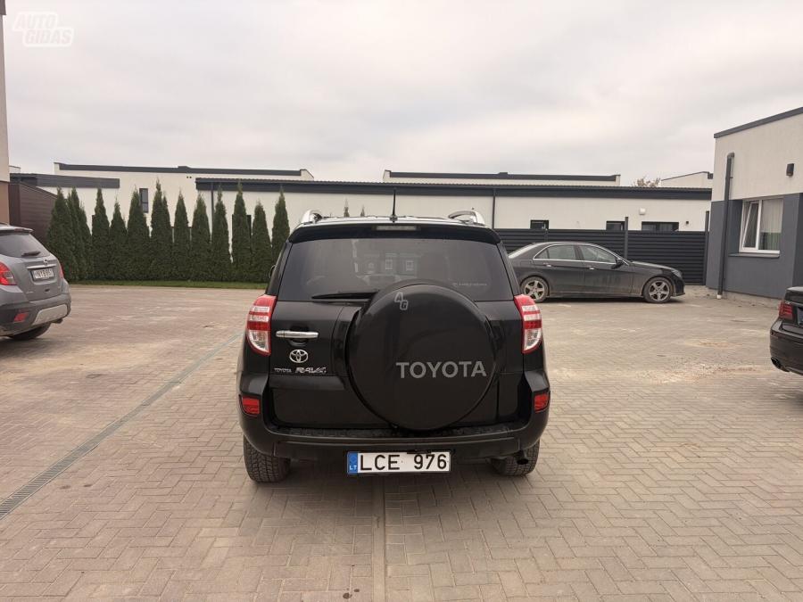 Black Toyota RAV4 2011 in Kaunas, with an engine capacity of 2.20 L and mileage of 235 thousand km for 7000 €, photo 6 on AUTOMOTO.COM.LV