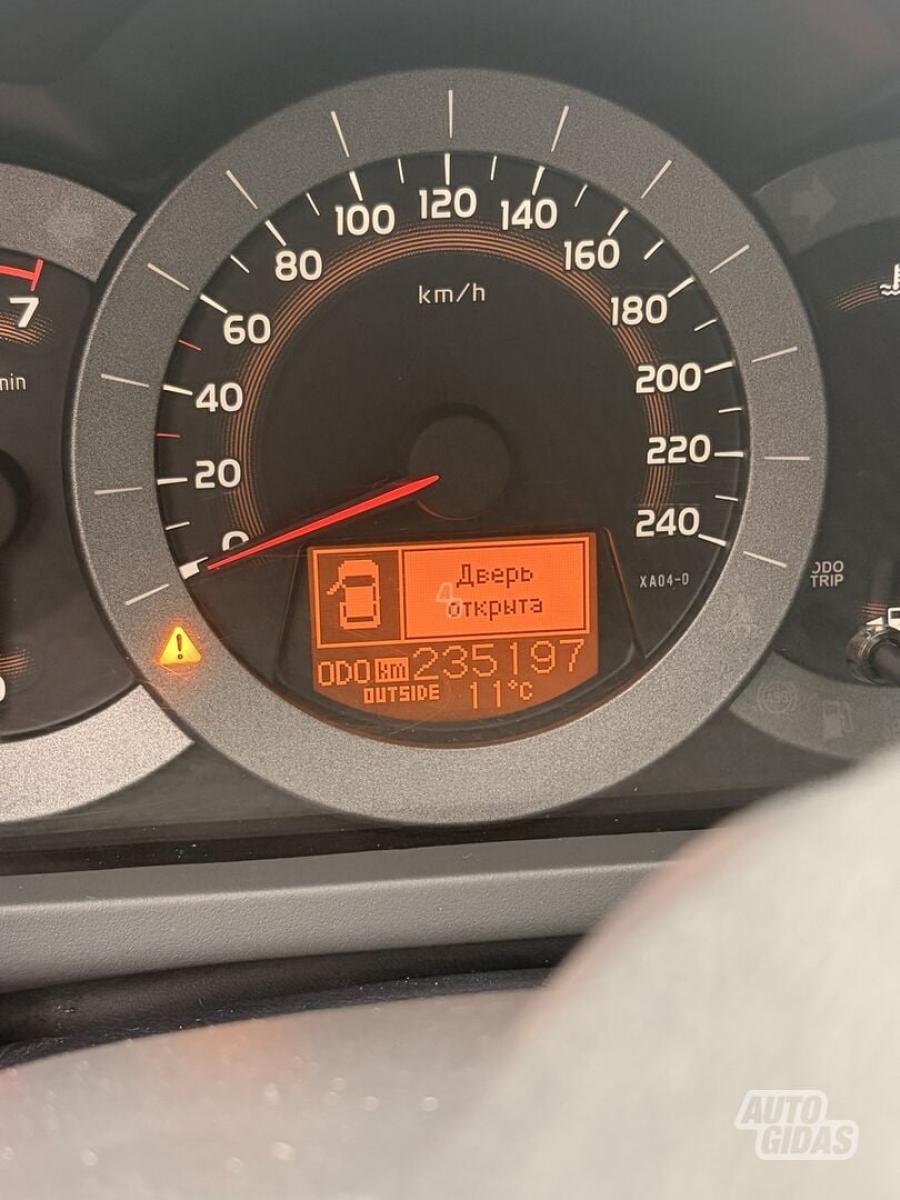 Black Toyota RAV4 2011 in Kaunas, with an engine capacity of 2.20 L and mileage of 235 thousand km for 7000 €, photo 9 on AUTOMOTO.COM.LV
