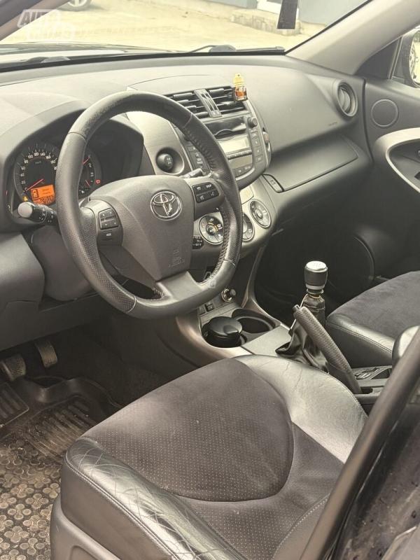 Melns Toyota RAV4 2011 Kauņa, ar dzinēja tilpumu 2.20 L un nobraukumu 235 tūkst. km par 7000 €, foto 10 vietnē AUTOMOTO.COM.LV