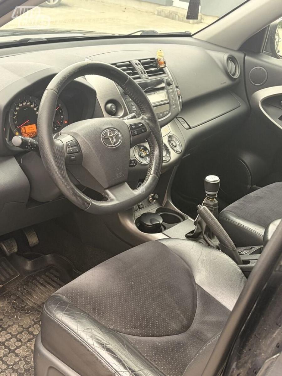 Black Toyota RAV4 2011 in Kaunas, with an engine capacity of 2.20 L and mileage of 235 thousand km for 7000 €, photo 10 on AUTOMOTO.COM.LV