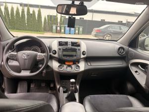 Black Toyota RAV4 2011 in Kaunas, with an engine capacity of 2.20 L and mileage of 235 thousand km for 7000 €, photo 11 on AUTOMOTO.COM.LV