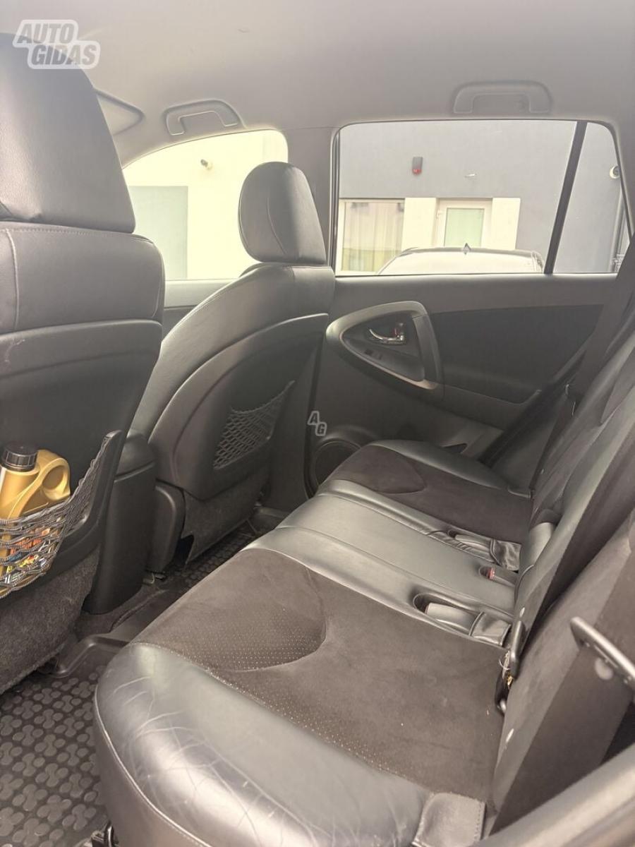 Black Toyota RAV4 2011 in Kaunas, with an engine capacity of 2.20 L and mileage of 235 thousand km for 7000 €, photo 12 on AUTOMOTO.COM.LV
