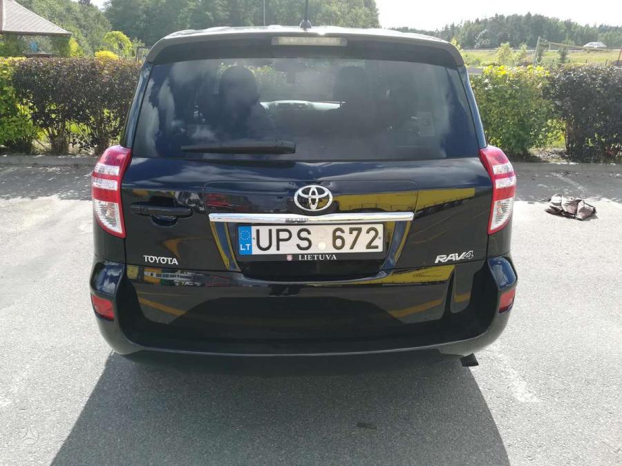 Black Toyota RAV4 2012 in Vilnius, with an engine capacity of 2.23 L and mileage of 220 thousand km for 7200 €, photo 12 on AUTOMOTO.COM.LV