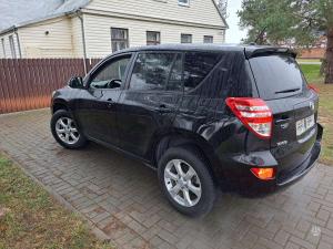 Melns Toyota RAV4 2012 Panevēža, ar dzinēja tilpumu 2.23 L un nobraukumu 257 tūkst. km par 6600 €, foto  vietnē AUTOMOTO.COM.LV