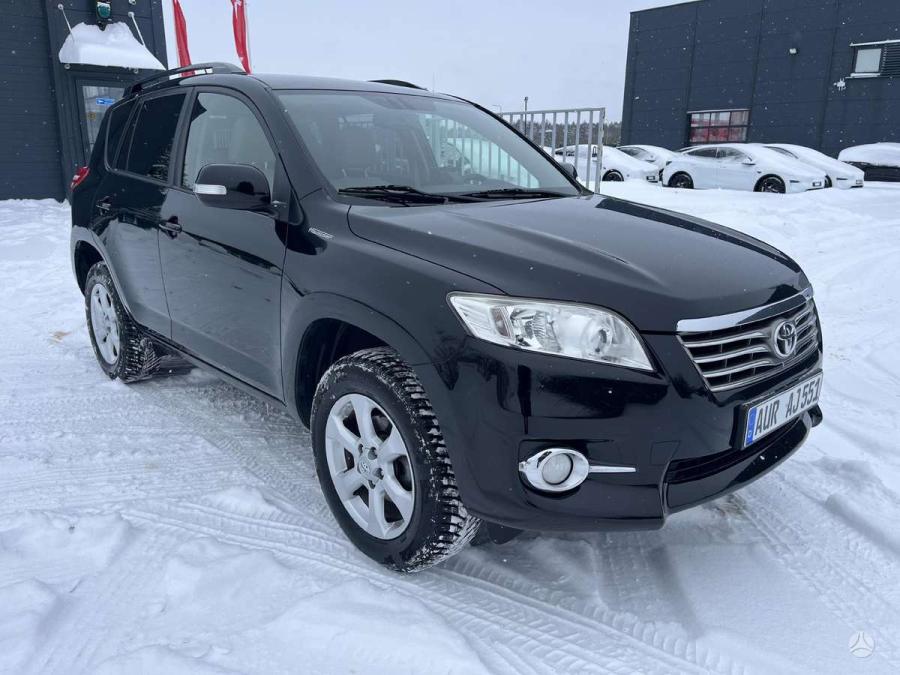 Melns Toyota RAV4 2012 Viļņa, ar dzinēja tilpumu 2.23 L un nobraukumu 191 tūkst. km par 7550 €, foto 1 vietnē AUTOMOTO.COM.LV
