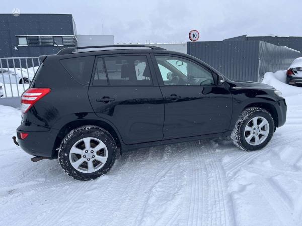Black Toyota RAV4 2012 in Vilnius, with an engine capacity of 2.23 L and mileage of 191 thousand km for 7550 €, photo 2 on AUTOMOTO.COM.LV