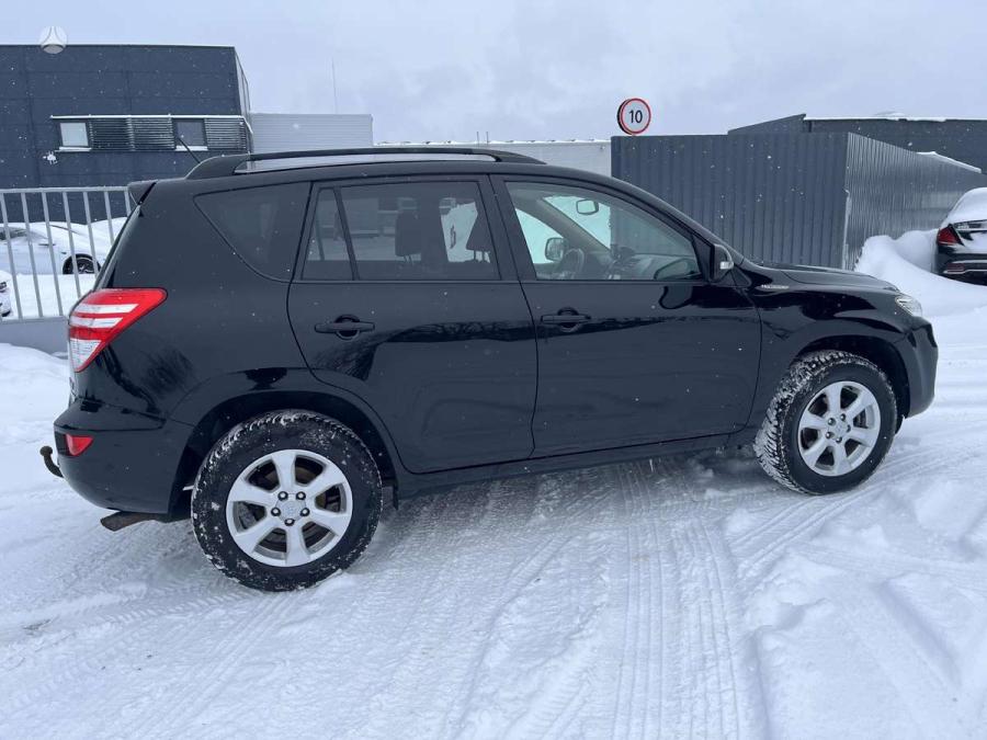 Melns Toyota RAV4 2012 Viļņa, ar dzinēja tilpumu 2.23 L un nobraukumu 191 tūkst. km par 7550 €, foto 2 vietnē AUTOMOTO.COM.LV