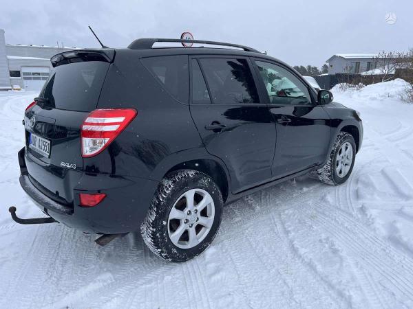 Black Toyota RAV4 2012 in Vilnius, with an engine capacity of 2.23 L and mileage of 191 thousand km for 7550 €, photo 3 on AUTOMOTO.COM.LV