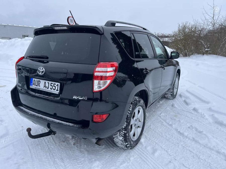 Melns Toyota RAV4 2012 Viļņa, ar dzinēja tilpumu 2.23 L un nobraukumu 191 tūkst. km par 7550 €, foto 4 vietnē AUTOMOTO.COM.LV