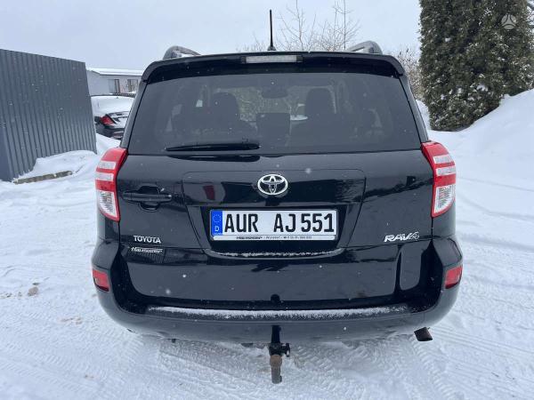 Black Toyota RAV4 2012 in Vilnius, with an engine capacity of 2.23 L and mileage of 191 thousand km for 7550 €, photo 5 on AUTOMOTO.COM.LV