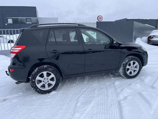 Black Toyota RAV4 2012 in Vilnius, with an engine capacity of 2.23 L and mileage of 191 thousand km for 7550 €, photo 6 on AUTOMOTO.COM.LV