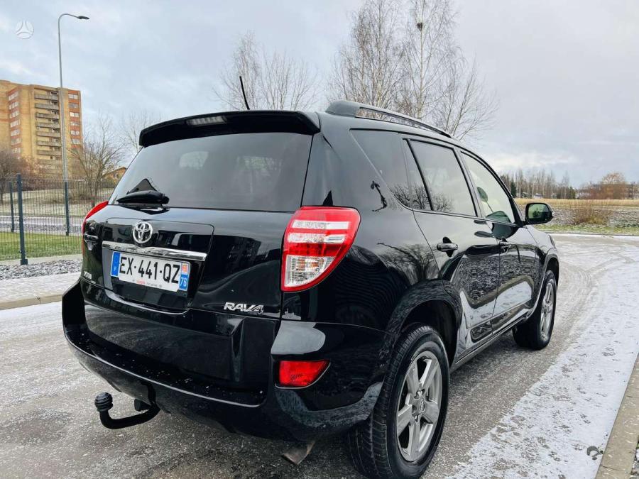 Melns Toyota RAV4 2012 Kauņa, ar dzinēja tilpumu 2.23 L un nobraukumu 259 tūkst. km par 7700 €, foto 4 vietnē AUTOMOTO.COM.LV