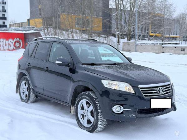 Black Toyota RAV4 2012 in Vilnius, with an engine capacity of 2.23 L and mileage of 149 thousand km for 8300 €, photo 8 on AUTOMOTO.COM.LV