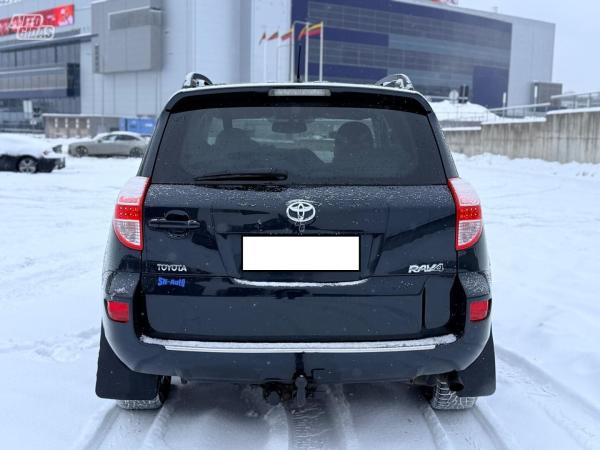 Black Toyota RAV4 2012 in Ukmerge, with an engine capacity of 2.20 L and mileage of 149 thousand km for 8300 €, photo 3 on AUTOMOTO.COM.LV