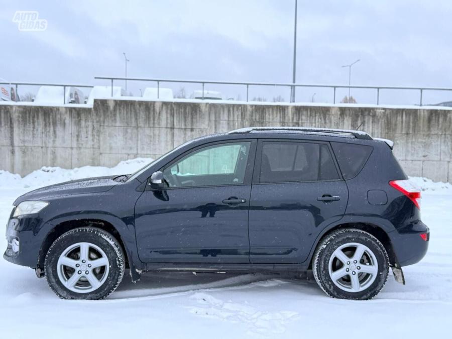 Black Toyota RAV4 2012 in Ukmerge, with an engine capacity of 2.20 L and mileage of 149 thousand km for 7300 €, photo 3 on AUTOMOTO.COM.LV