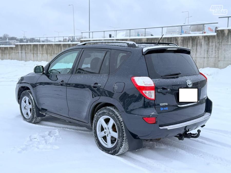 Black Toyota RAV4 2012 in Ukmerge, with an engine capacity of 2.20 L and mileage of 149 thousand km for 7300 €, photo 4 on AUTOMOTO.COM.LV