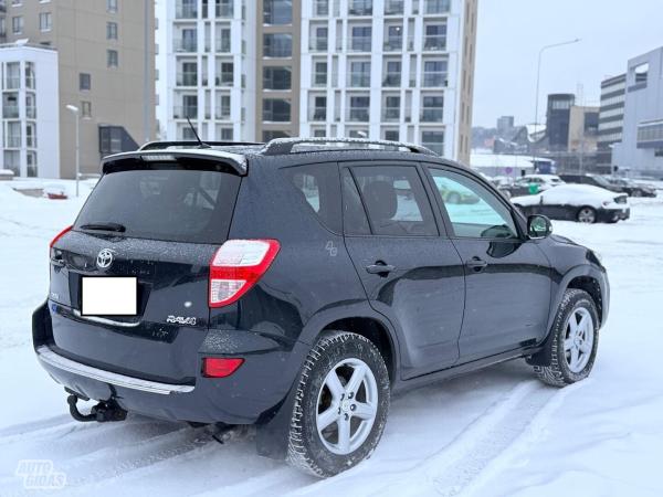Black Toyota RAV4 2012 in Ukmerge, with an engine capacity of 2.20 L and mileage of 149 thousand km for 7300 €, photo 6 on AUTOMOTO.COM.LV