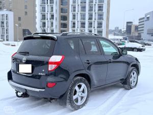 Black Toyota RAV4 2012 in Ukmerge, with an engine capacity of 2.20 L and mileage of 149 thousand km for 7300 €, photo 6 on AUTOMOTO.COM.LV