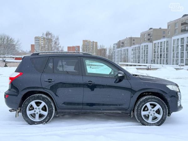 Black Toyota RAV4 2012 in Ukmerge, with an engine capacity of 2.20 L and mileage of 149 thousand km for 7300 €, photo 7 on AUTOMOTO.COM.LV