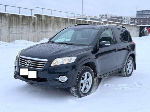 Melns Toyota RAV4 2012 Viļņa, ar dzinēja tilpumu 2.23 L un nobraukumu 149 tūkst. km par 7300 €, foto 1 vietnē AUTOMOTO.COM.LV