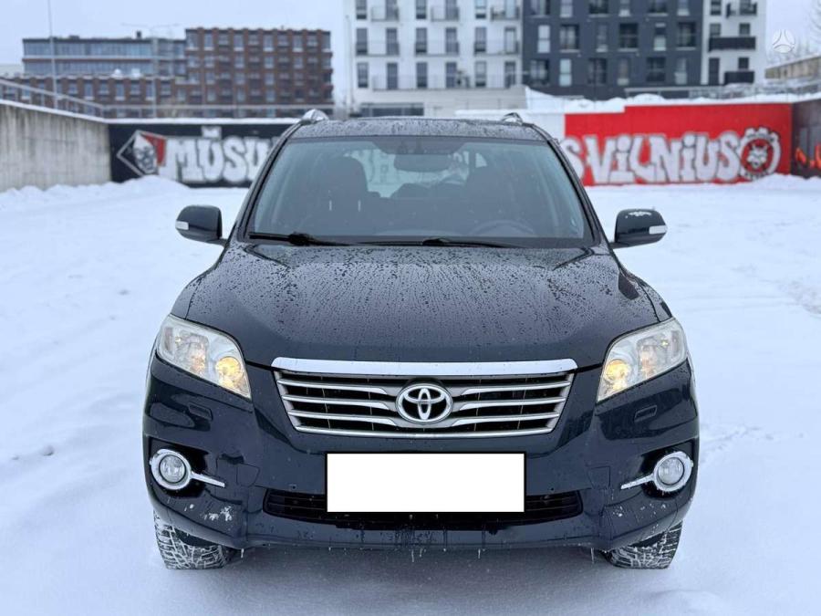 Melns Toyota RAV4 2012 Viļņa, ar dzinēja tilpumu 2.23 L un nobraukumu 149 tūkst. km par 7300 €, foto 2 vietnē AUTOMOTO.COM.LV