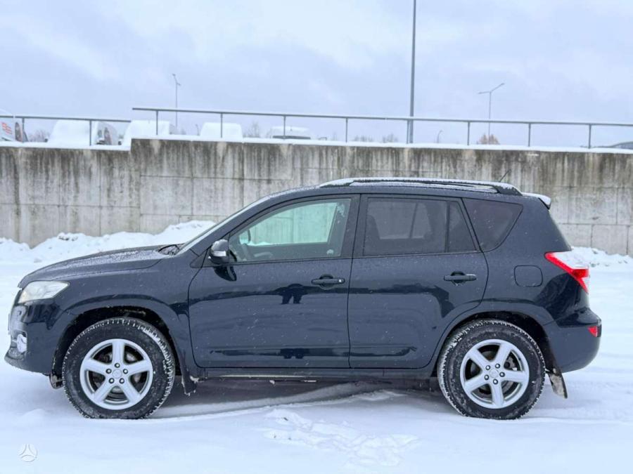 Melns Toyota RAV4 2012 Viļņa, ar dzinēja tilpumu 2.23 L un nobraukumu 149 tūkst. km par 7300 €, foto 3 vietnē AUTOMOTO.COM.LV
