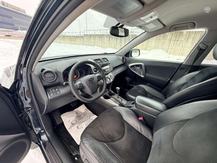 Melns Toyota RAV4 2012 Viļņa, ar dzinēja tilpumu 2.23 L un nobraukumu 149 tūkst. km par 7300 €, foto 12 vietnē AUTOMOTO.COM.LV