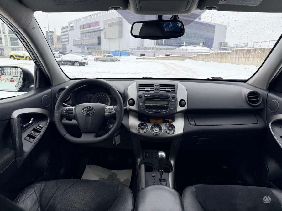 Melns Toyota RAV4 2012 Viļņa, ar dzinēja tilpumu 2.23 L un nobraukumu 149 tūkst. km par 7300 €, foto 15 vietnē AUTOMOTO.COM.LV