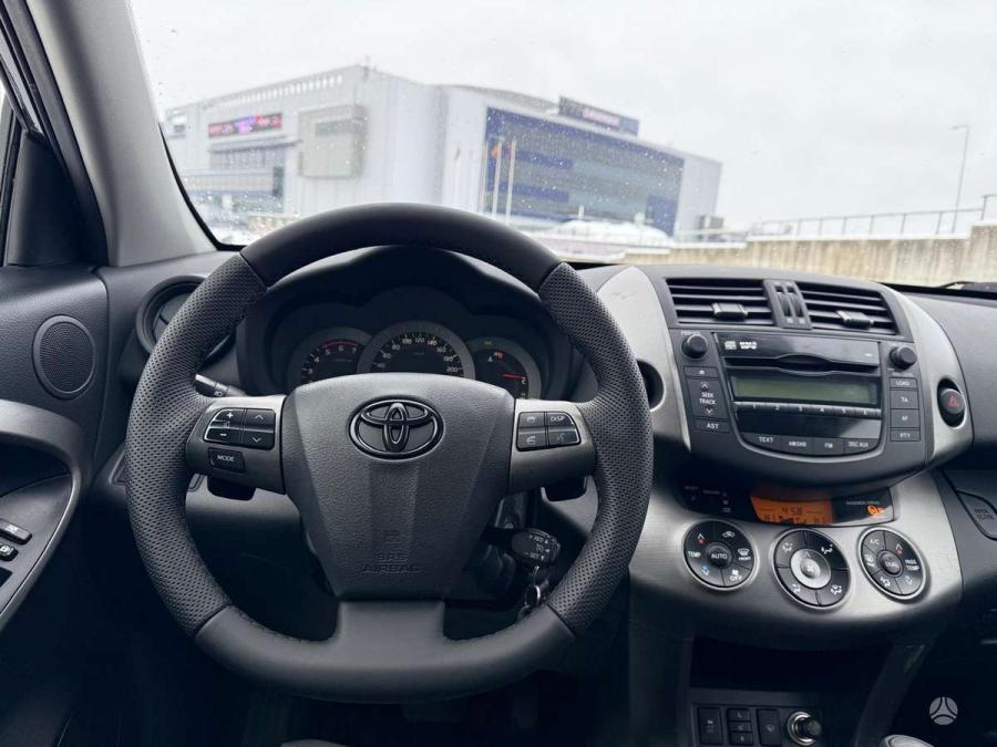 Melns Toyota RAV4 2012 Viļņa, ar dzinēja tilpumu 2.23 L un nobraukumu 149 tūkst. km par 7300 €, foto 17 vietnē AUTOMOTO.COM.LV