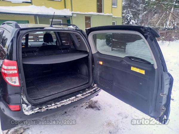 Black Toyota RAV4 2012 in Saue, with an engine capacity of 2.00 L and mileage of 301 thousand km for 5900 €, photo 7 on AUTOMOTO.COM.LV