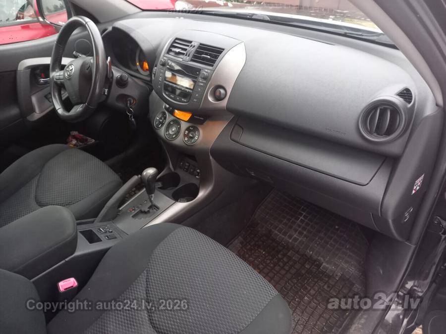 Melns Toyota RAV4 2012 Saue, ar dzinēja tilpumu 2.00 L un nobraukumu 301 tūkst. km par 5900 €, foto 12 vietnē AUTOMOTO.COM.LV