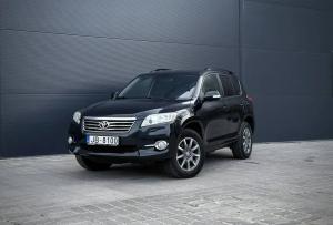 Melns Toyota RAV4 2012 Rīga, ar dzinēja tilpumu 2.00 L un nobraukumu 119 tūkst. km par 8195 €, foto  vietnē AUTOMOTO.COM.LV