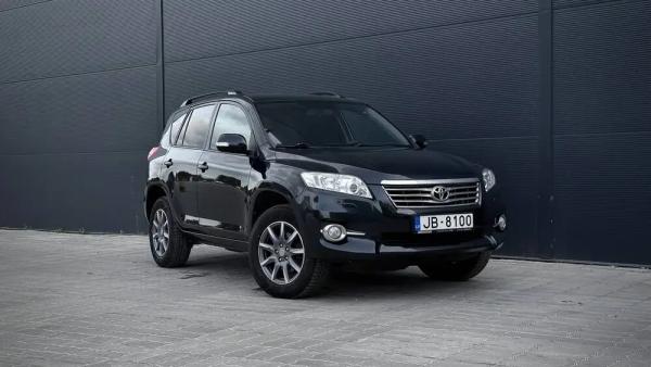 Black Toyota RAV4 2012 in Riga, with an engine capacity of 2.00 L and mileage of 119 thousand km for 8195 €, photo 4 on AUTOMOTO.COM.LV