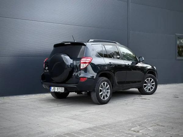 Black Toyota RAV4 2012 in Riga, with an engine capacity of 2.00 L and mileage of 119 thousand km for 8195 €, photo 6 on AUTOMOTO.COM.LV