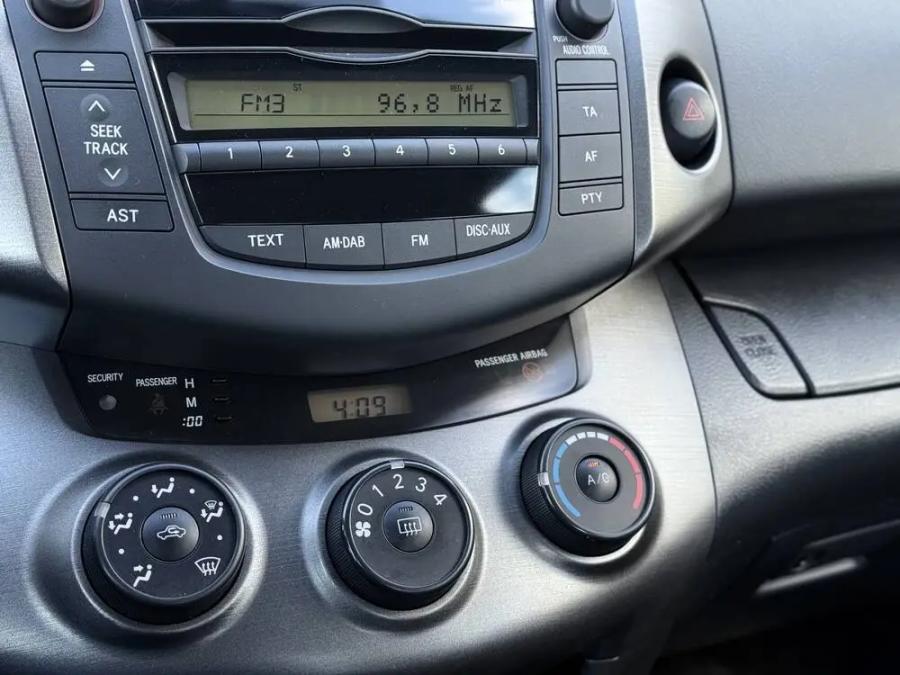 Melns Toyota RAV4 2012 Rīga, ar dzinēja tilpumu 2.00 L un nobraukumu 119 tūkst. km par 8195 €, foto 14 vietnē AUTOMOTO.COM.LV