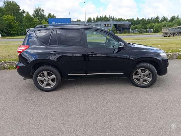Melns Toyota RAV4 2012 Panevēža, ar dzinēja tilpumu 2.20 L un nobraukumu 253 tūkst. km par 7450 €, foto 2 vietnē AUTOMOTO.COM.LV