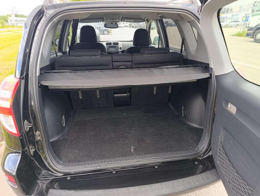 Black Toyota RAV4 2012 in Panevezys, with an engine capacity of 2.20 L and mileage of 253 thousand km for 7450 €, photo 9 on AUTOMOTO.COM.LV