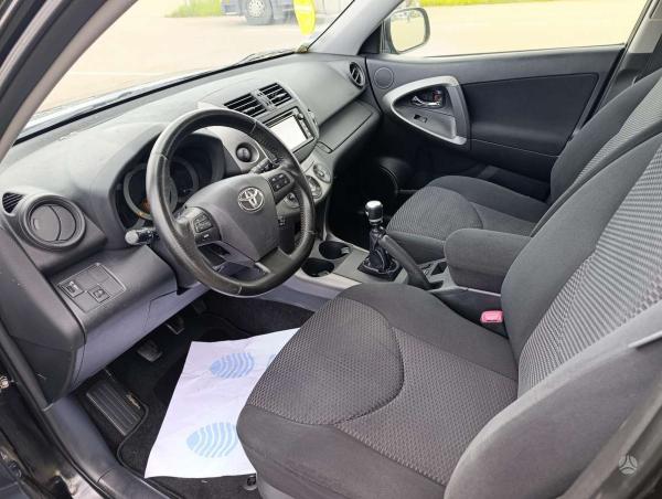 Melns Toyota RAV4 2012 Panevēža, ar dzinēja tilpumu 2.20 L un nobraukumu 253 tūkst. km par 7450 €, foto 9 vietnē AUTOMOTO.COM.LV