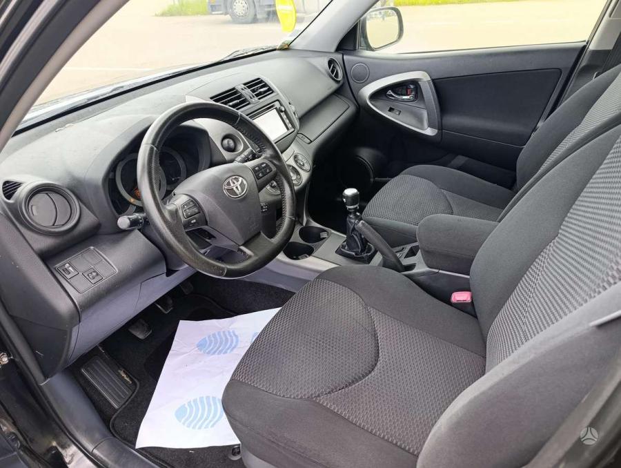 Black Toyota RAV4 2012 in Panevezys, with an engine capacity of 2.20 L and mileage of 253 thousand km for 7450 €, photo 10 on AUTOMOTO.COM.LV
