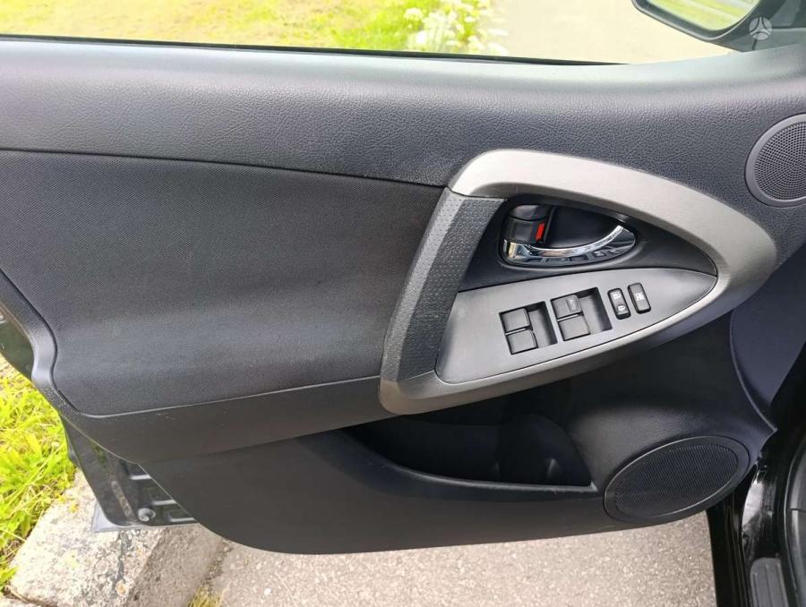 Black Toyota RAV4 2012 in Panevezys, with an engine capacity of 2.20 L and mileage of 253 thousand km for 7450 €, photo 12 on AUTOMOTO.COM.LV