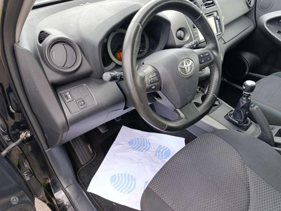 Black Toyota RAV4 2012 in Panevezys, with an engine capacity of 2.20 L and mileage of 253 thousand km for 7450 €, photo 13 on AUTOMOTO.COM.LV