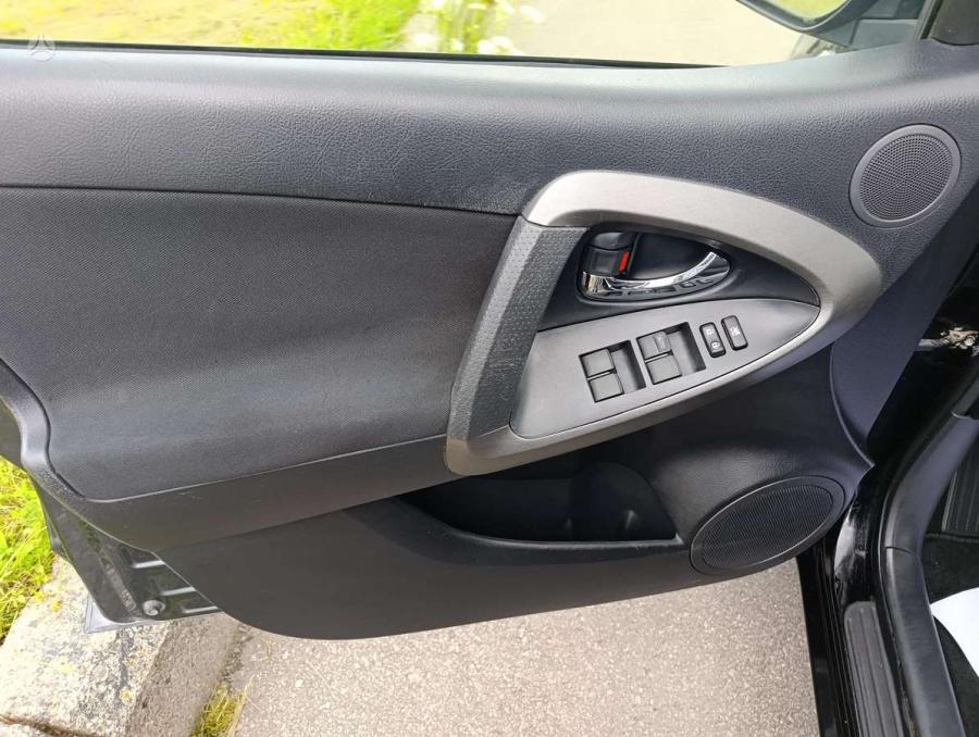 Black Toyota RAV4 2012 in Panevezys, with an engine capacity of 2.20 L and mileage of 253 thousand km for 7450 €, photo 14 on AUTOMOTO.COM.LV