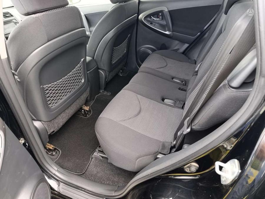Black Toyota RAV4 2012 in Panevezys, with an engine capacity of 2.20 L and mileage of 253 thousand km for 7450 €, photo 15 on AUTOMOTO.COM.LV