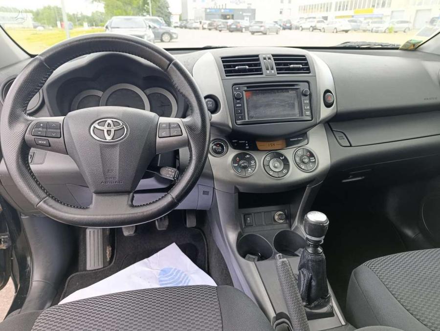 Black Toyota RAV4 2012 in Panevezys, with an engine capacity of 2.20 L and mileage of 253 thousand km for 7450 €, photo 16 on AUTOMOTO.COM.LV