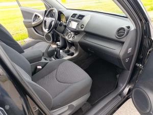 Black Toyota RAV4 2012 in Panevezys, with an engine capacity of 2.20 L and mileage of 253 thousand km for 7450 €, photo 17 on AUTOMOTO.COM.LV