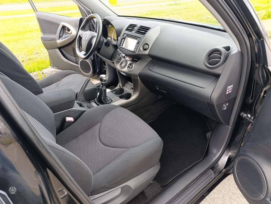 Black Toyota RAV4 2012 in Panevezys, with an engine capacity of 2.20 L and mileage of 253 thousand km for 7450 €, photo 17 on AUTOMOTO.COM.LV