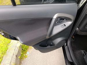 Black Toyota RAV4 2012 in Panevezys, with an engine capacity of 2.20 L and mileage of 253 thousand km for 7450 €, photo 20 on AUTOMOTO.COM.LV