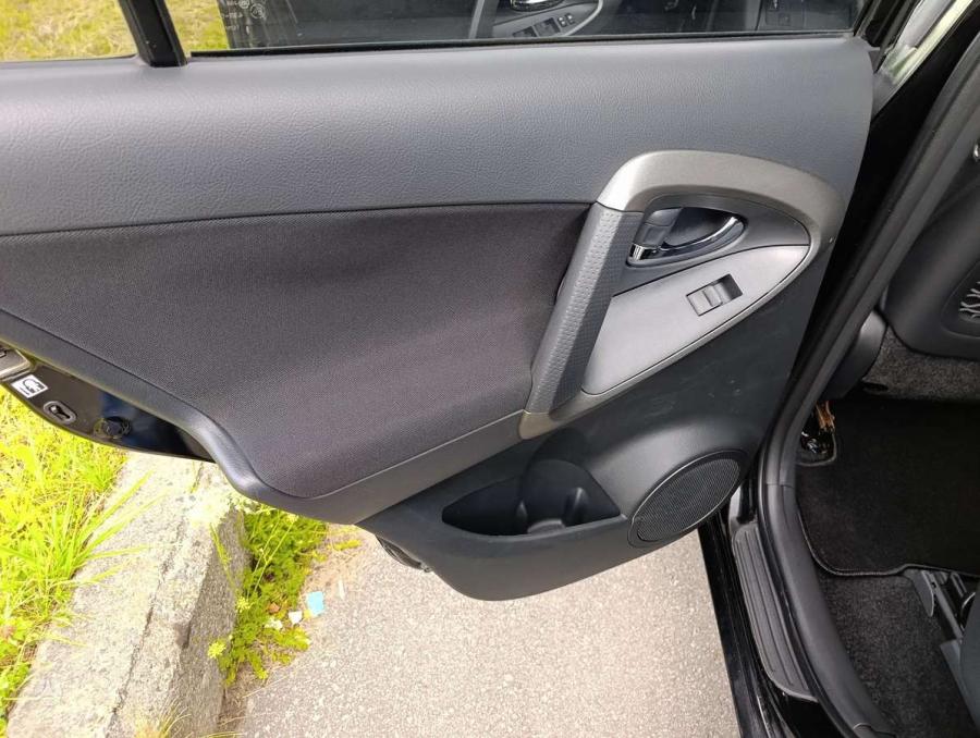 Black Toyota RAV4 2012 in Panevezys, with an engine capacity of 2.20 L and mileage of 253 thousand km for 7450 €, photo 20 on AUTOMOTO.COM.LV