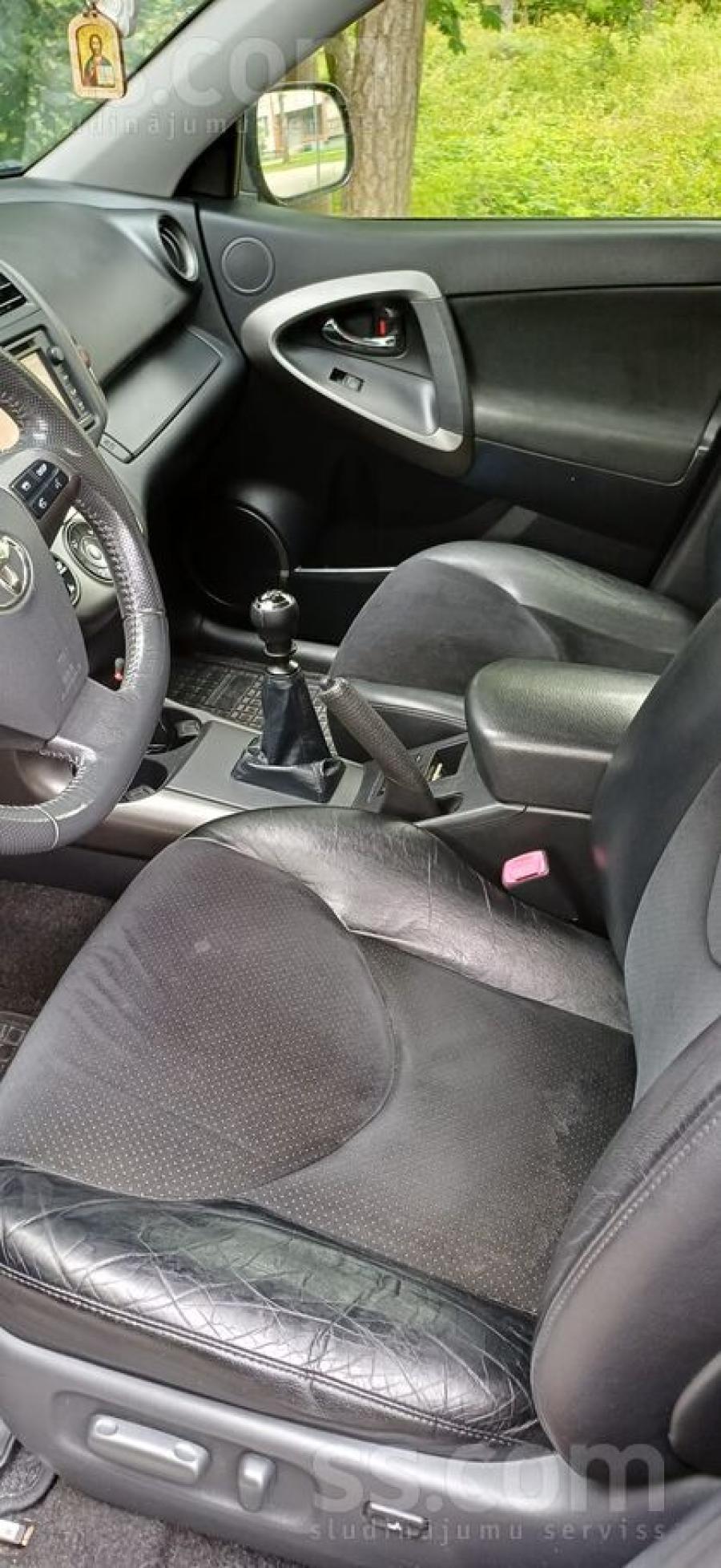 Black Toyota RAV4 2012 in Jurmala, with an engine capacity of 2.20 L and mileage of 187 thousand km for 10500 €, photo 7 on AUTOMOTO.COM.LV